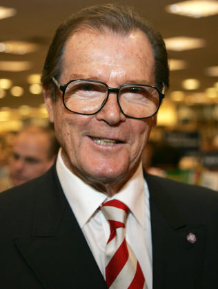 imágenes de Roger Moore 'My Word is My Bond' Autobiography Booksigning ...