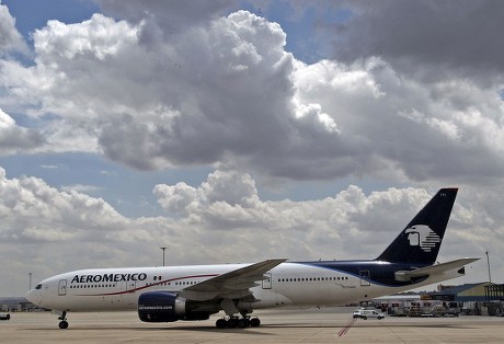 Boeing 777 Mexican Airline Aeromexico Rolls Editorial Stock Photo ...