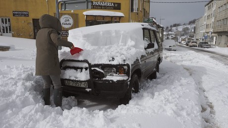 Woman Clears Snow Her Vehicle Pedrafita Editorial Stock Photo - Stock Image | Shutterstock