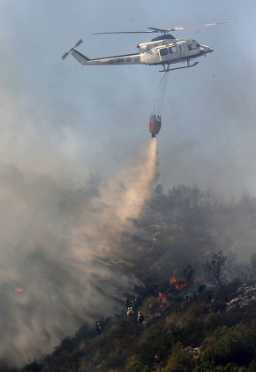 Epa03408932 Helicopter Releases Load Water Tank - Foto de stock de ...