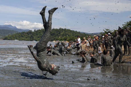 People Dive Mud Jabaquara Beach Paraty Editorial Stock Photo - Stock ...