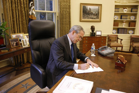 32 Bush at his desk Stock Pictures, Editorial Images and Stock Photos ...