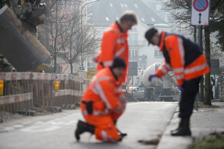 Policemen Investigate Crime Scene After Chase Editorial Stock Photo ...