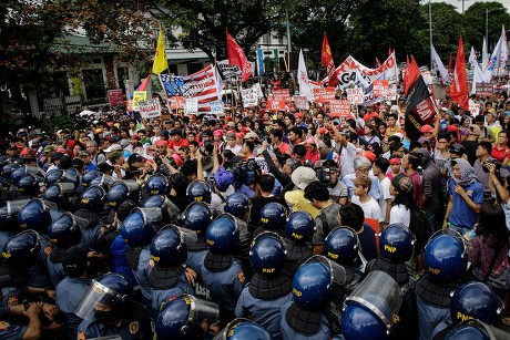 Filipino Demonstrators Face Off Antiriot Police Editorial Stock Photo ...