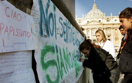 Pilgrims Write Messages Condolence Late Pope Editorial Stock Photo ...