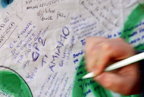 Pilgrims Write Messages Condolence Late Pope Editorial Stock Photo ...