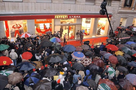 Ferrari Enthusiasts Crowd Romes Via Tomacelli Editorial Stock Photo ...