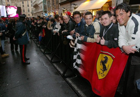Ferrari Enthusiasts Crowd Romes Via Tomacelli Editorial Stock Photo ...