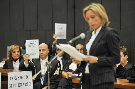 10 Courtroom show judges Stock Pictures, Editorial Images and Stock ...