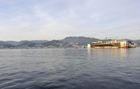 250 Harbor wreck Stock Pictures, Editorial Images and Stock Photos ...