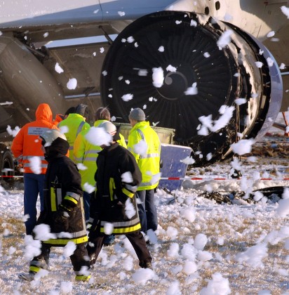 Extinguishing Foam Flies Torched Engine Atlas - Foto de stock de ...
