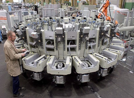 Employee Kloecknerdesma Shoemachine Producer Pictured Companys ...