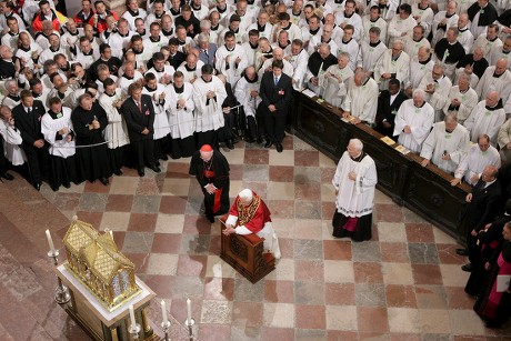 Pope Benedict Xvi C Pictured Praying Editorial Stock Photo - Stock ...