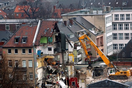 Germany Cologne Building Collapse - Mar 2009 Stock Pictures, Editorial ...