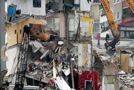 Germany Cologne Building Collapse - Mar 2009 Stock Pictures, Editorial ...