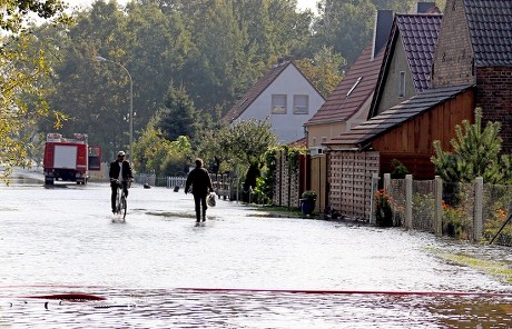Residents Traverse Flooded Streets Village Loeben Editorial Stock Photo ...