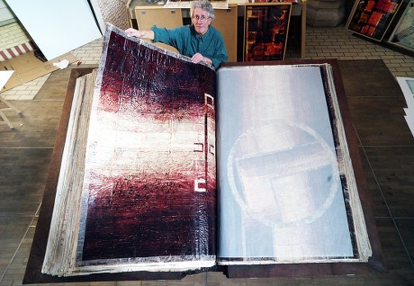 9 World's largest bible Stock Pictures, Editorial Images and Stock ...
