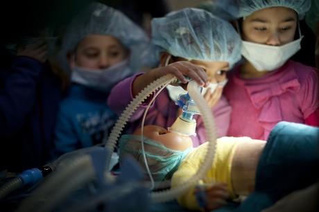 Children Assist Operation On Dummy Auf Editorial Stock Photo - Stock ...