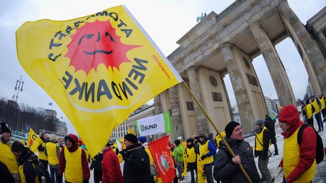 Antinuclear Activists Demonstrate Front Brandenburg Gate Editorial ...