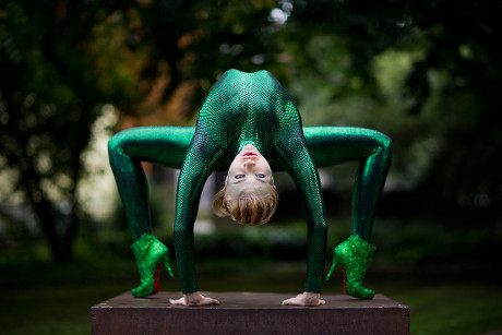 Russianborn Contortionist Zlata Poses During Photo Editorial Stock ...