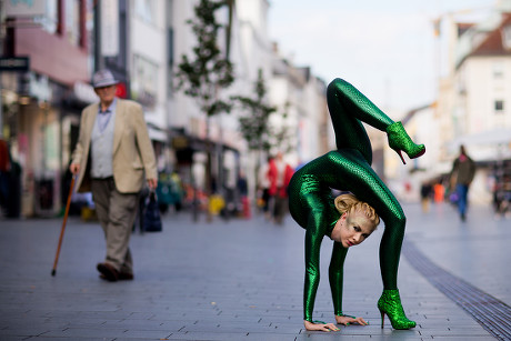 Russianborn Contortionist Zlata Poses During Photo Editorial Stock ...
