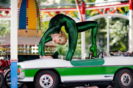 Russianborn Contortionist Zlata Poses During Photo Editorial Stock ...