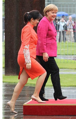 Thai Prime Minister Yingluck Shinawatra Left Editorial Stock Photo ...