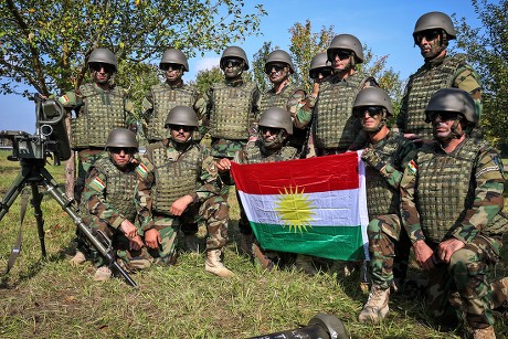 Iraqi Peshmerga Soldiers Pose Souvenir Group Editorial Stock Photo ...