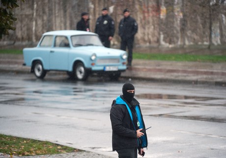 Police Secure Area Around Berlin Wall Editorial Stock Photo - Stock ...