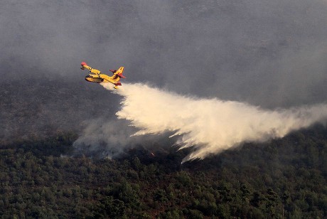 Fire Fighting Plane Battles Wildfire That Editorial Stock Photo - Stock ...