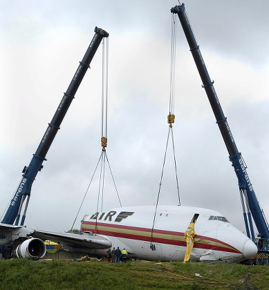 Dismantling Wreckage Boeing 747 Plane Kalitta - Foto de stock de ...