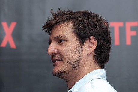 Chilean Actor Pedro Pascal Poses After - Foto de stock de contenido ...