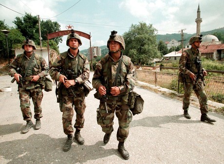 Kacanik Kosovo Yugoslavia Us Army Soldiers - Foto de stock de contenido ...