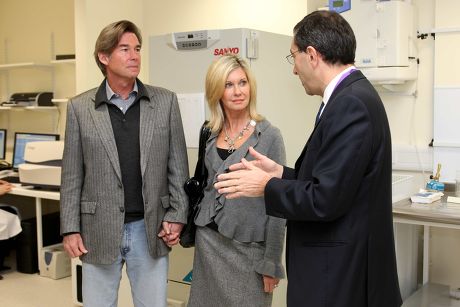 16 Olivia newton john visiting addenbrookes hospital Stock Pictures ...