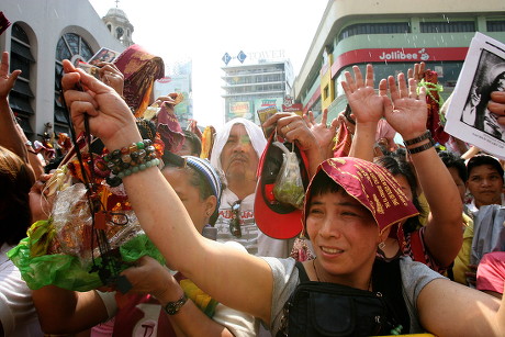 Filipino Catholic Devotees Raise Relics Lay Editorial Stock Photo ...