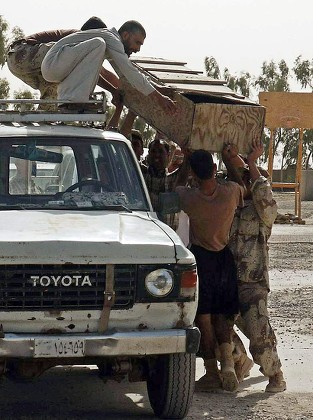 Iraqis Gather Transfer Dead Bodies Iraqi Editorial Stock Photo - Stock ...