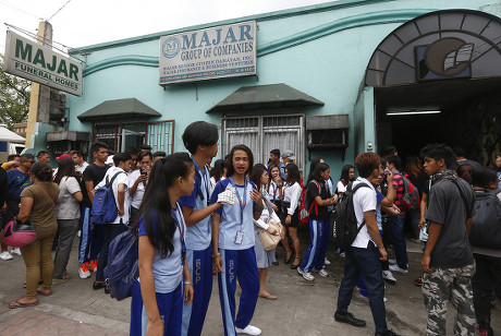 Students Bestlink College Philippines Gather Outside Editorial Stock ...