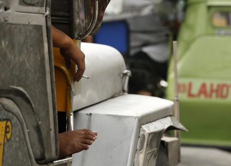 Filipino Smokes Cigarette Inside Jeepney Manila Redaktionelles ...