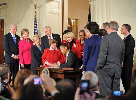 US President Barack Obama signing the Lilly Ledbetter Fair Pay ...
