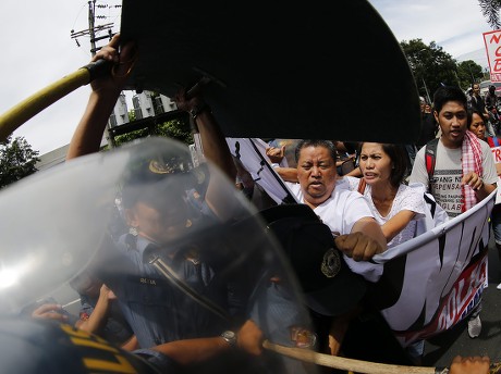 Filipino Activists Blocked By Policemen During Editorial Stock Photo ...