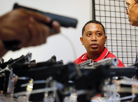 Filipinos View Firearms 2016 Defense Sporting Editorial Stock Photo ...