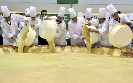 Lebanese Chefs Prepare Hummus During Guinness Editorial Stock Photo ...