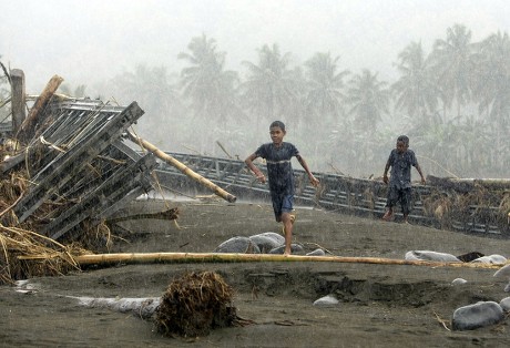 Filipino Flood Victim Children Traverse Destroyed Editorial Stock Photo ...
