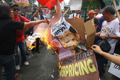 Filipino Protesters Burn Images Philippine President - Foto de stock de ...
