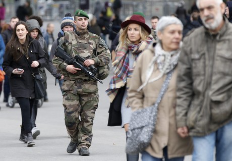 French Soldiers Patrol Near Eiffel Tower Editorial Stock Photo - Stock ...