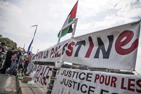 Pro Palestinian Protesters Display Banner Reading Editorial Stock Photo ...