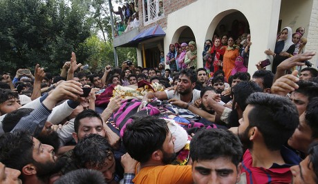 Kashmir Muslim Villagers Carry Body Altaf Editorial Stock Photo - Stock ...