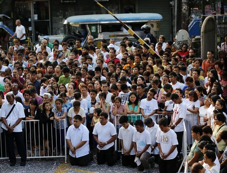 Filipino Catholic Devotees Pray During Mass Editorial Stock Photo ...