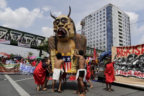 Filipino Protestors Push Effigy Philippine President Editorial Stock ...