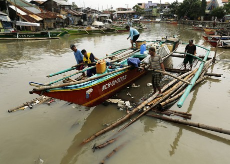 Filipino Fishermen Disembark Boat River Town Editorial Stock Photo ...